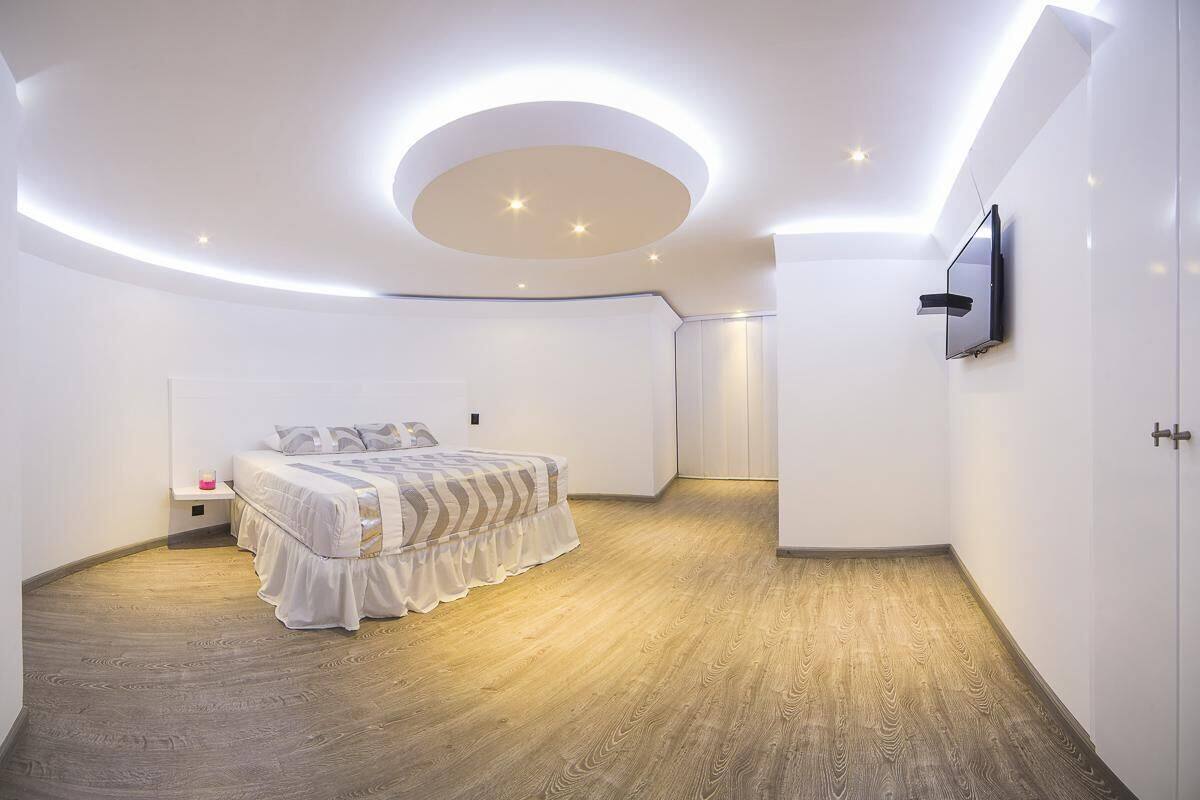Cofre no quarto, secretária, berços/camas para crianças grátis