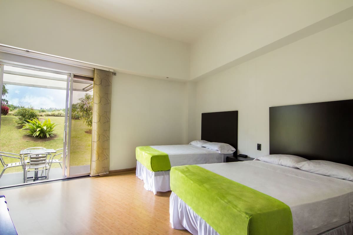 Habitacion Quadruple | Cofre no quarto, secretária, berços/camas para crianças grátis