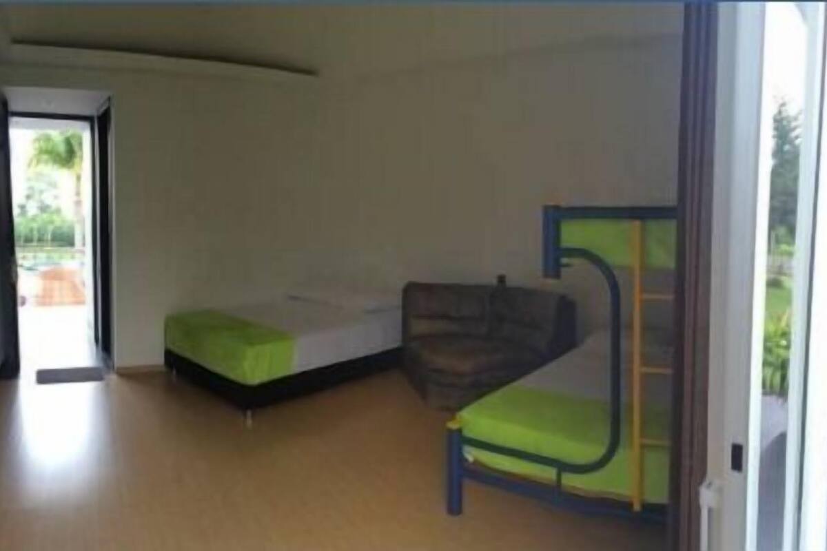 Habitacion Para 6 Personas | Cofre no quarto, secretária, berços/camas para crianças grátis