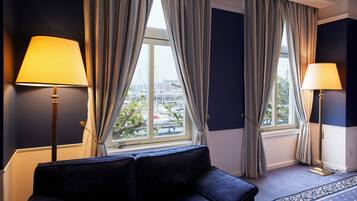 Quarto luxo, várias camas (Next day One-day pass included) | Cofres nos quartos, escrivaninha, berços grátis, Wi-Fi de cortesia