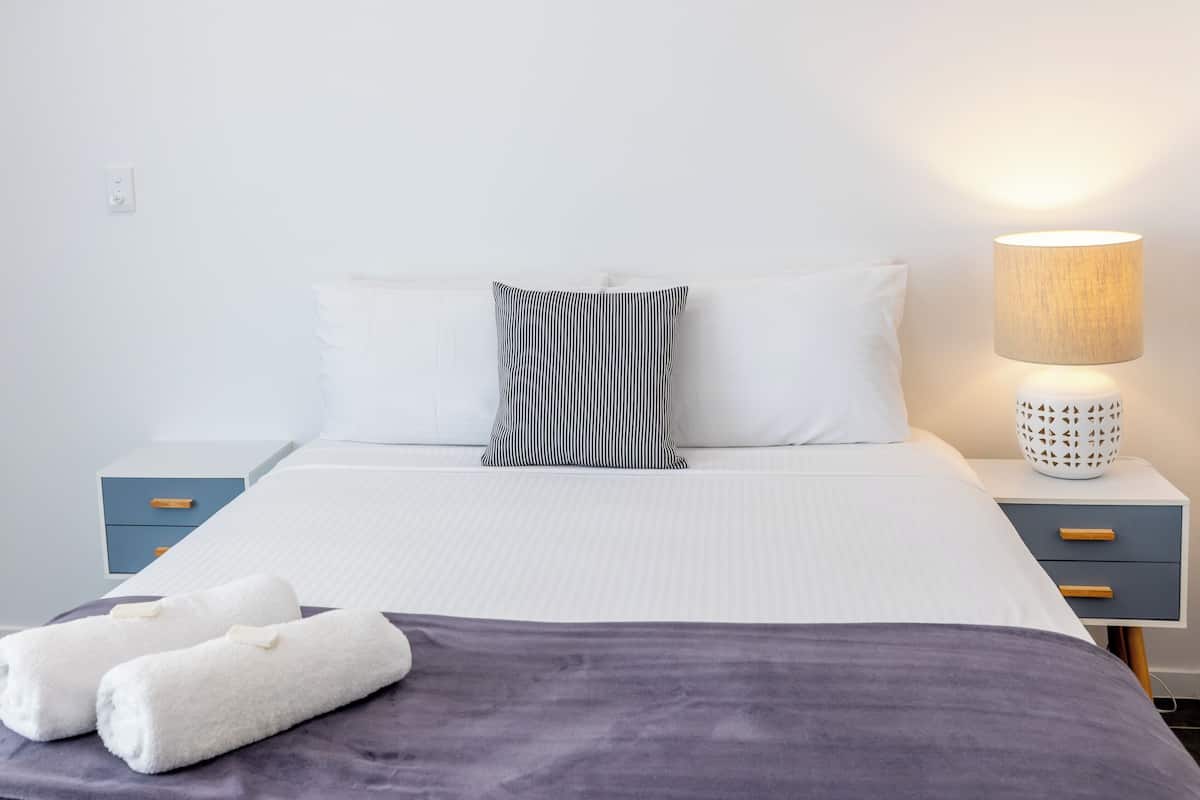 Escrivaninha, cortinas blackout, ferros/tábuas de passar roupa