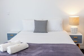 Escrivaninha, cortinas blackout, ferros/tábuas de passar roupa