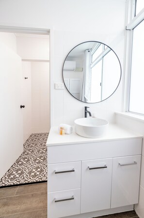 Chuveiro, secador de cabelo, toalhas de banho 