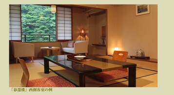 Um quarto tradicional em estilo japonês, com tatames, uma mesa baixa e um sofá.