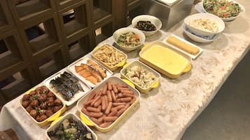 Pequeno-almoço completo diário (1200 JPY por pessoa)
