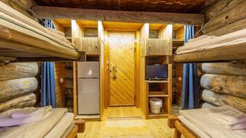 Quarto Quádruplo Económico, várias camas, não fumadores, casa de banho partilhada | 1 quarto, cortinas/cortinados opacos, Wi-fi grátis