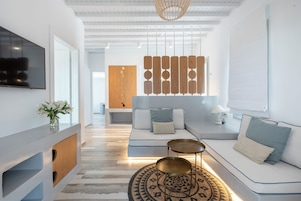 Uma sala de estar moderna com sofá, mesa de centro e painel decorativo na parede.