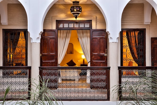 Suite Sénior | Roupa de alta qualidade, camas de colchão viscoelástico, minibar