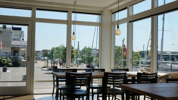 Café da manhã com buffet grátis todos os dias