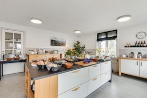 Pequeno-almoço tipo buffet diário (75.00 DKK por pessoa)