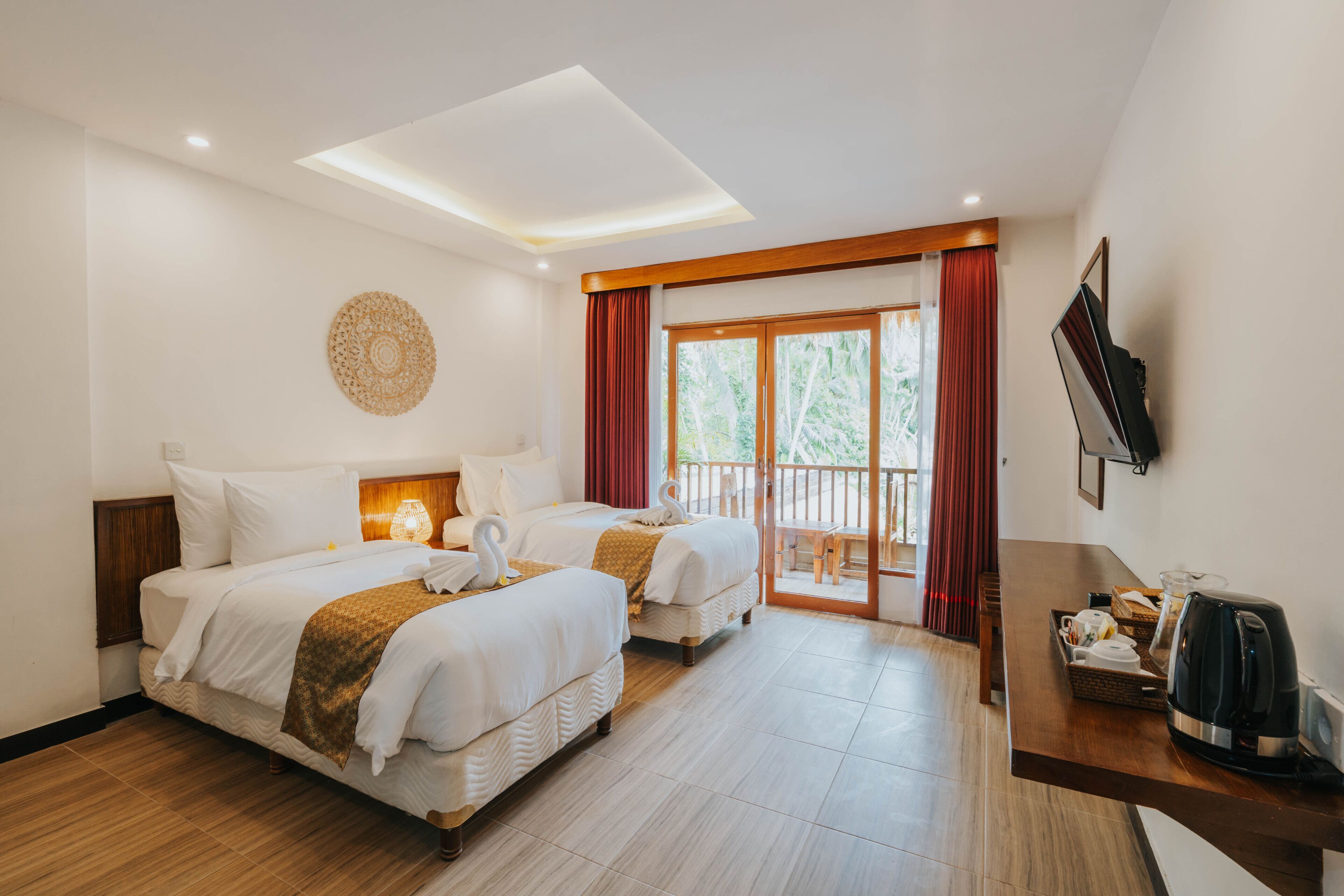 Roupas de cama premium, frigobar, cofres nos quartos, escrivaninha