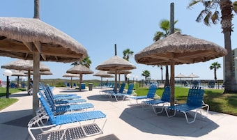 Terraço com espreguiçadeiras