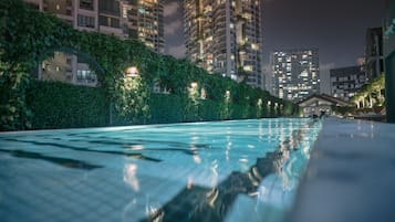 Piscina externa, espreguiçadeiras