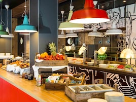 Pequeno-almoço tipo buffet diário mediante uma taxa