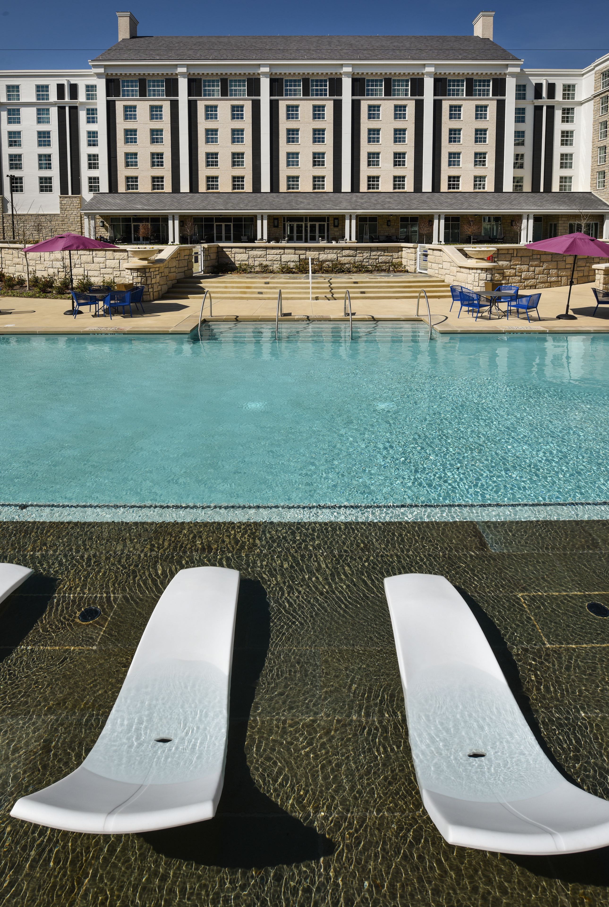 Pool Guest House Graceland Hilton Memphis Vs The Guest House At