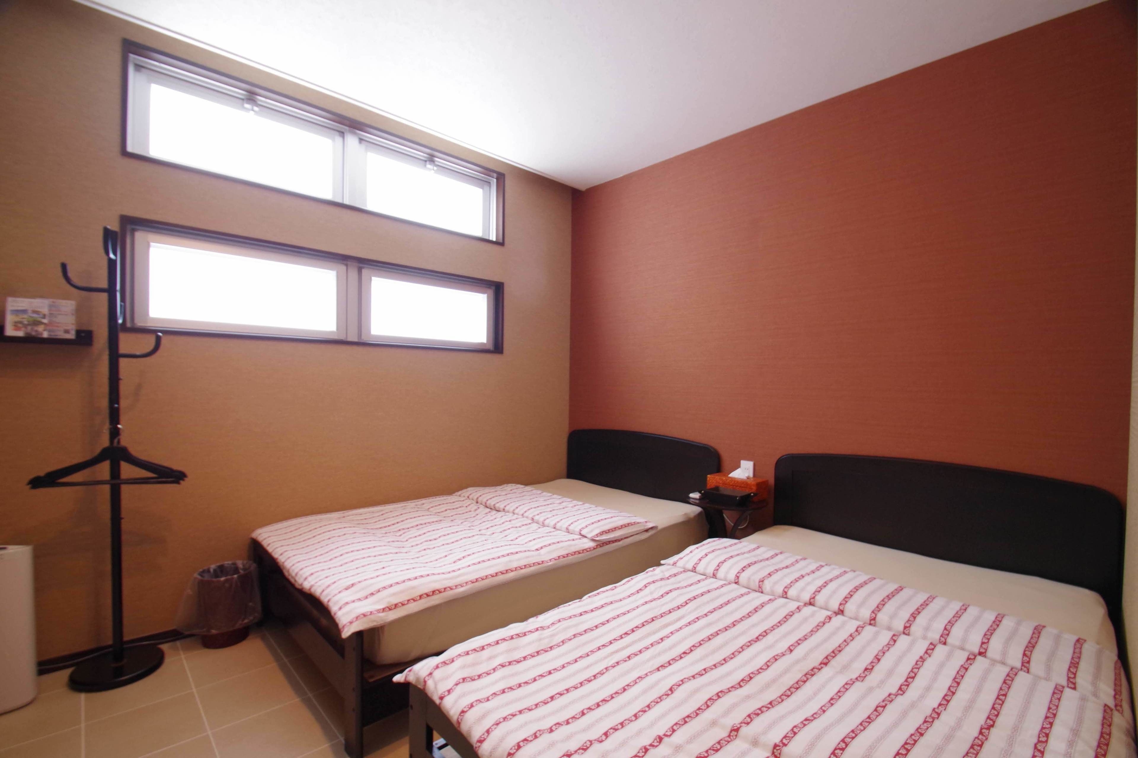 Quarto, várias camas, para não fumantes (For 2 people, WiFi) | Ferros/tábuas de passar roupa, Wi-Fi de cortesia