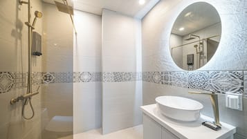 Quarto Duplo Standard | Casa de banho | Um polibã, artigos de higiene pessoal grátis, roupões, chinelos