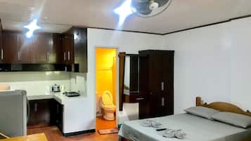 Estúdio básico, 1 cama Queen, cozinha | 1 quarto, roupas de cama antialérgicas, cofres nos quartos, escrivaninha