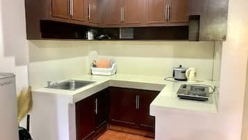 Estúdio básico, 1 cama Queen, cozinha | Cozinha privada | Geladeira grande, cooktop, chaleira elétrica, panela elétrica de arroz