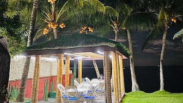 Perto da praia, espreguiçadeiras, massagens na praia