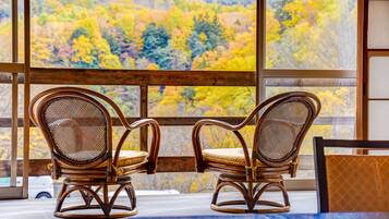 Quarto Tradicional, casa de banho privativa, vista para o rio (Japanese Style, New Building) | Cofre no quarto, secretária