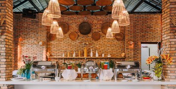 Pequenos-almoços, almoços, jantares servidos, cozinha internacional 