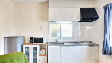 Quarto duplo standard, para não fumantes | Cozinha americana privada | Geladeira, micro-ondas, cooktop, cafeteira/chaleira