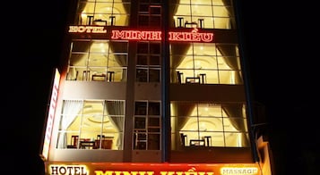 Fachada da propriedade à noite