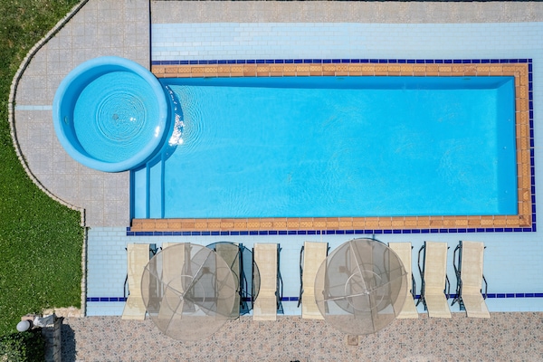 Piscina exterior, guarda-sóis, espreguiçadeiras