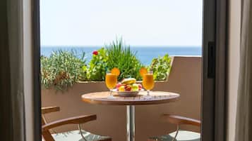 Quarto triplo standard | Opções para refeição ao ar livre | Serviço de café da manhã, culinária mediterrânea, vistas para a praia