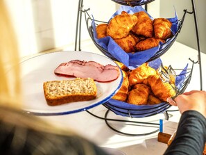 Pequeno-almoço tipo buffet diário (7.5 EUR por pessoa) 