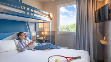 Quarto triplo, várias camas | Roupas de cama premium, escrivaninha, espaço de trabalho para notebook