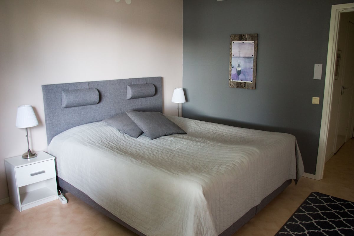 Quarto casal | Cortinas blackout, berços (sobretaxa)