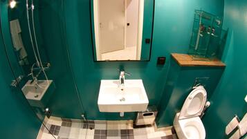 Chuveiro, secador de cabelo, toalhas de banho