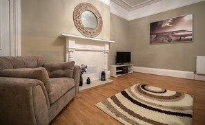 Apartamento Comfort, 3 quartos, vista para a colina | Sala | TV de ecrã plano 