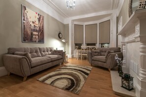 Apartamento Comfort, 3 quartos, vista para a colina | Sala | TV de ecrã plano 