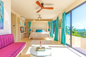 Premier Luxury Ocean view King Suite with terrace | Cofres nos quartos, escrivaninha, Wi-Fi de cortesia