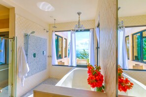 Premier Luxury Ocean view King Suite with terrace | Banheiro | Chuveiro, produtos de toalete grátis, secador de cabelo 