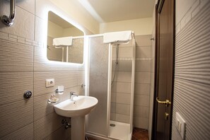 Quarto casal conforto, 1 cama Queen | Banheiro | Chuveiro, produtos de toalete grátis, secador de cabelo, bidê