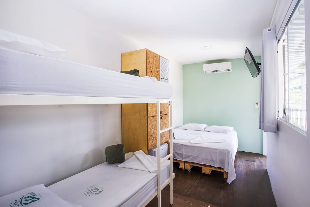 Quarto Quádruplo Standard | Com decoração personalizada, cortinas/cortinados opacos