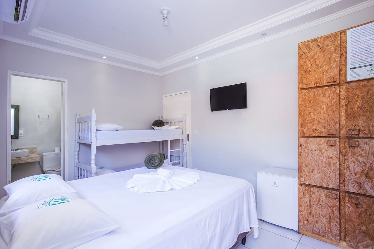 Quarto Quádruplo Superior | Com decoração personalizada, cortinas/cortinados opacos