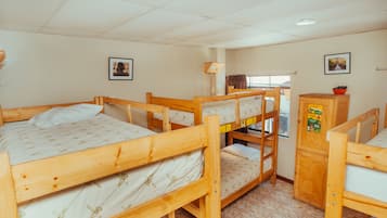 Dormitório Partilhado, casa de banho privativa | Edredões de penas, camas de colchão Tempur-Pedic