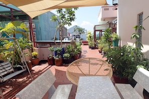Terraço com espreguiçadeiras