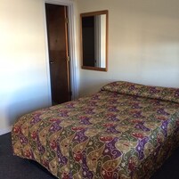 Quarto Básico, 1 cama de casal, não fumadores | Wi-fi grátis, roupa de cama fornecida