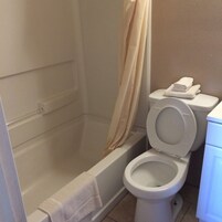 Quarto Básico, 1 cama de casal, não fumadores | Casa de banho | Uma combinação polibã/banheira, toalhas fornecidas