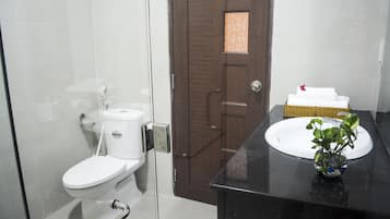 Um polibã, artigos de higiene pessoal grátis, um secador de cabelo