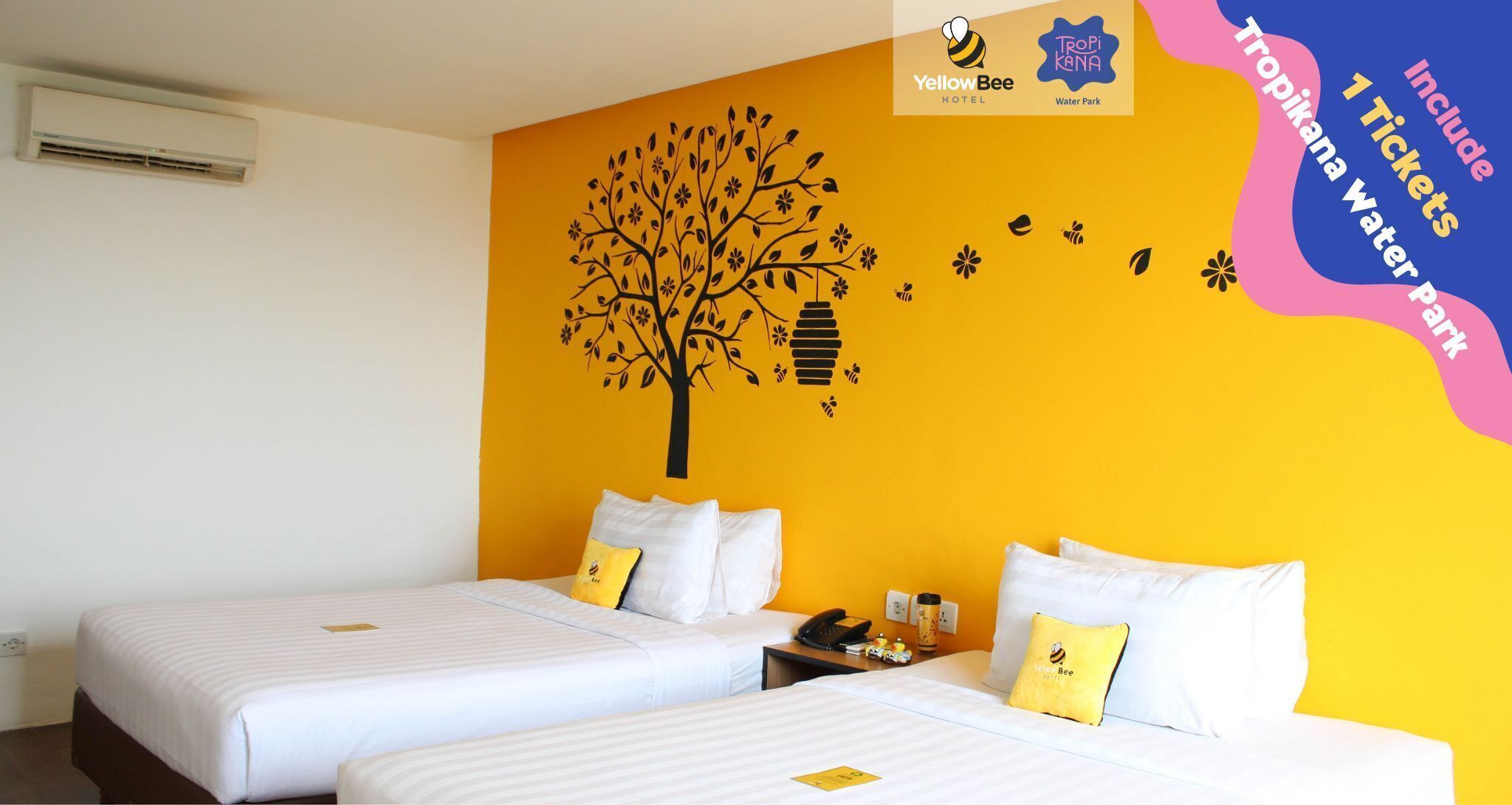 Quarto de hotel com duas camas, um mural na parede com uma árvore e abelhas, e o logotipo de um parque aquático.