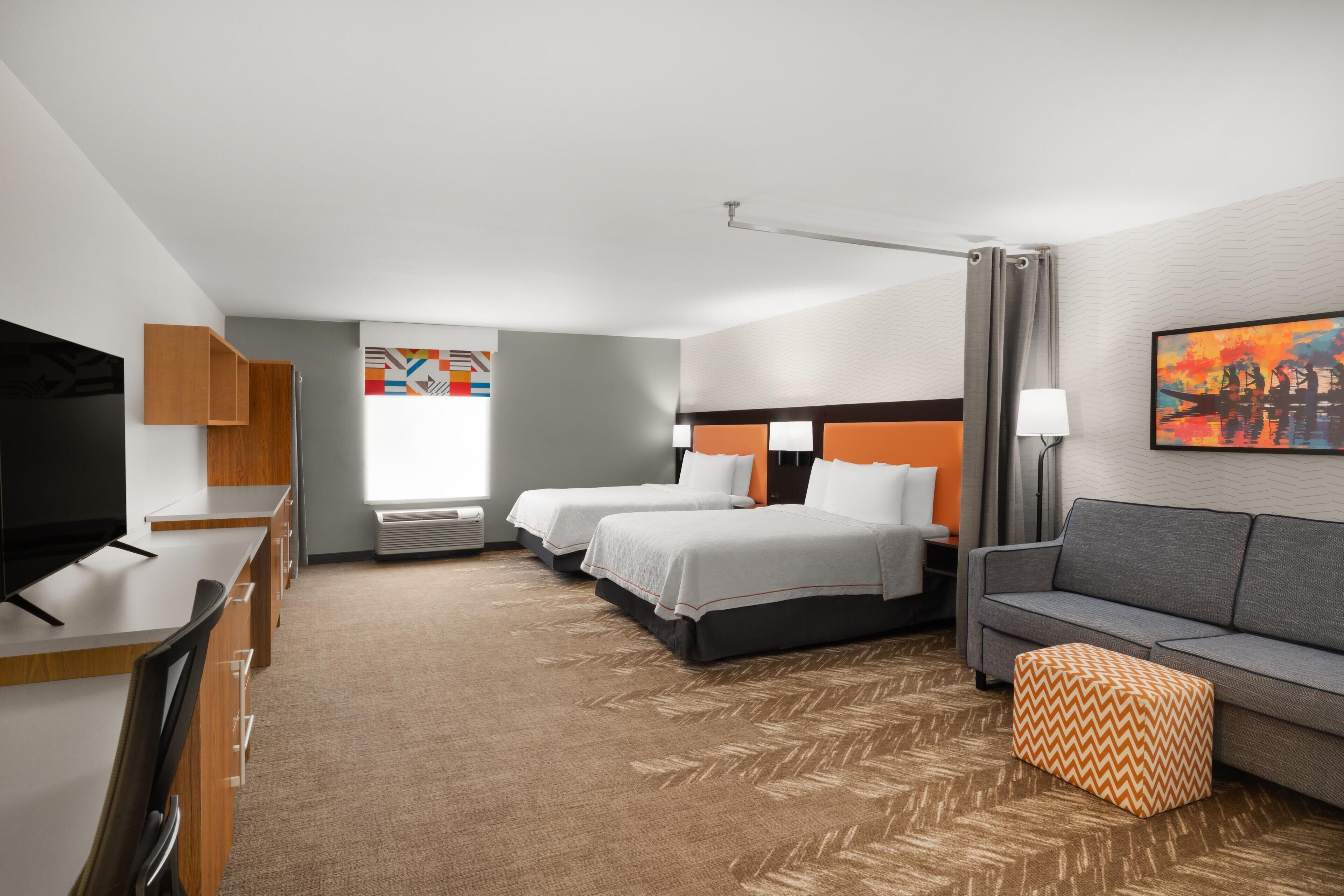 Estúdio, 2 camas queen-size, acessível (Roll-in Shower) | Sala de estar | Televisor LCD de 42 polegadas com canais de TV premium, televisor 