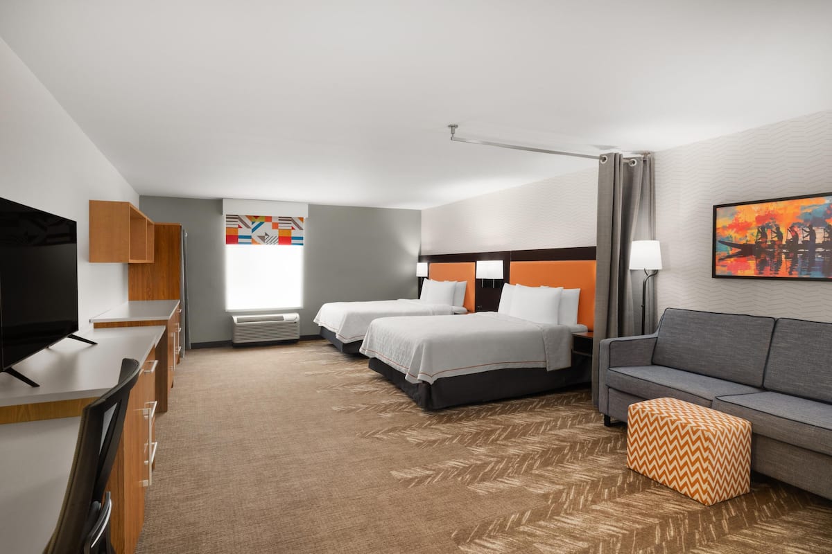 Estúdio, 2 camas queen-size, acessível (Roll-in Shower) | Sala de estar | Televisor LCD de 42 polegadas com canais de TV premium, televisor