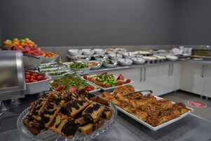 Pequeno-almoço tipo buffet diário mediante uma taxa 